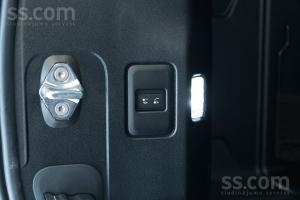 Black Land Rover Defender 2024 in Riga, with an engine capacity of 3.00 L and mileage of 44 thousand km for 59990 €, photo 8 on AUTOMOTO.COM.LV