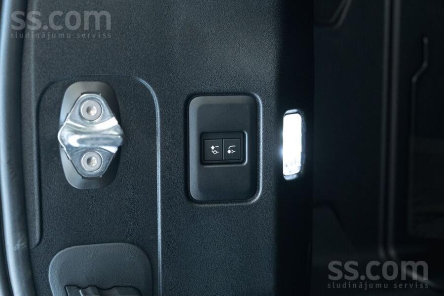 Black Land Rover Defender 2024 in Riga, with an engine capacity of 3.00 L and mileage of 44 thousand km for 59990 €, photo 8 on AUTOMOTO.COM.LV