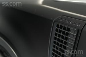 Black Land Rover Defender 2024 in Riga, with an engine capacity of 3.00 L and mileage of 44 thousand km for 59990 €, photo 9 on AUTOMOTO.COM.LV