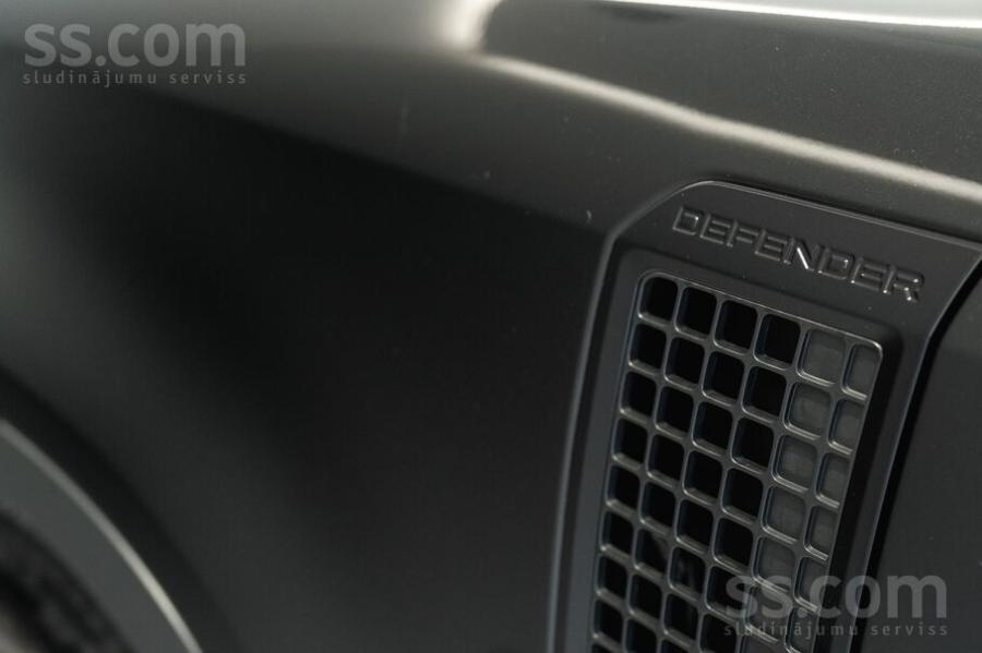 Black Land Rover Defender 2024 in Riga, with an engine capacity of 3.00 L and mileage of 44 thousand km for 59990 €, photo 9 on AUTOMOTO.COM.LV