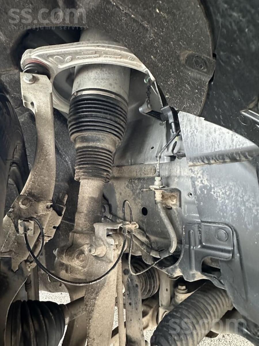 Черный Ленд Ровер Дефендер 2024 в Рига, объемом двигателя 3.00 л и пробегом 16 тыс. км за 73900 €, фото 32 на AUTOMOTO.COM.LV