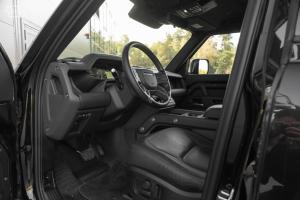 Melns Land Rover Defender 2025 Viļņa, ar dzinēja tilpumu 5.00 L un nobraukumu 38 tūkst. km par 99950 €, foto 17 vietnē AUTOMOTO.COM.LV