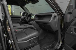 Melns Land Rover Defender 2025 Viļņa, ar dzinēja tilpumu 5.00 L un nobraukumu 38 tūkst. km par 99950 €, foto 22 vietnē AUTOMOTO.COM.LV