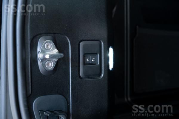 Melns Land Rover Defender 2025 Rīga, ar dzinēja tilpumu 3.00 L un nobraukumu 14 tūkst. km par 69990 €, foto 9 vietnē AUTOMOTO.COM.LV