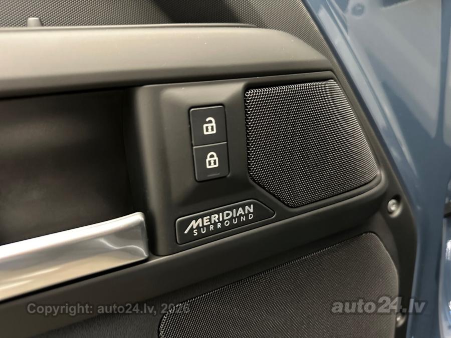 Zils Land Rover Defender 2025 Tallina, ar dzinēja tilpumu 3.00 L un nobraukumu 25 tūkst. km par 77900 €, foto 22 vietnē AUTOMOTO.COM.LV
