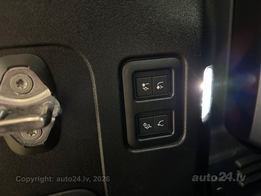 Zils Land Rover Defender 2025 Tallina, ar dzinēja tilpumu 3.00 L un nobraukumu 25 tūkst. km par 77900 €, foto 24 vietnē AUTOMOTO.COM.LV