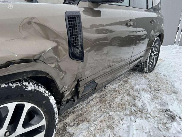 Brown Land Rover Defender 2022 in Kaunas, with an engine capacity of 3.00 L and mileage of 60 thousand km for 44900 €, photo 9 on AUTOMOTO.COM.LV