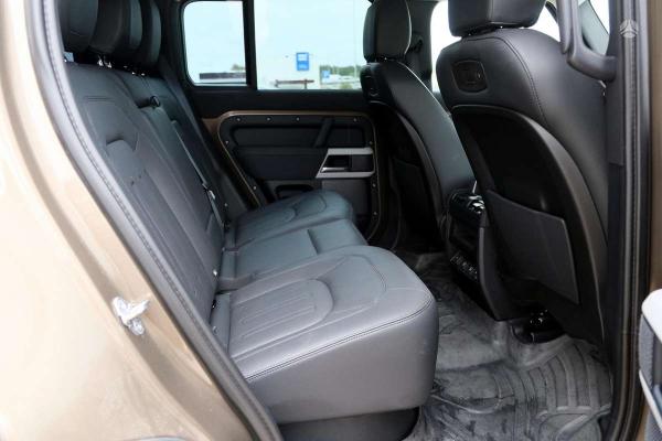 Brown Land Rover Defender 2022 in Vilnius, with an engine capacity of 3.00 L and mileage of 137 thousand km for 46950 €, photo 9 on AUTOMOTO.COM.LV