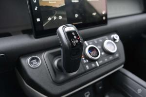Brūns Land Rover Defender 2022 Viļņa, ar dzinēja tilpumu 3.00 L un nobraukumu 137 tūkst. km par 46950 €, foto 20 vietnē AUTOMOTO.COM.LV