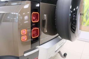 Brūns Land Rover Defender 2022 Viļņa, ar dzinēja tilpumu 3.00 L un nobraukumu 137 tūkst. km par 46950 €, foto 37 vietnē AUTOMOTO.COM.LV
