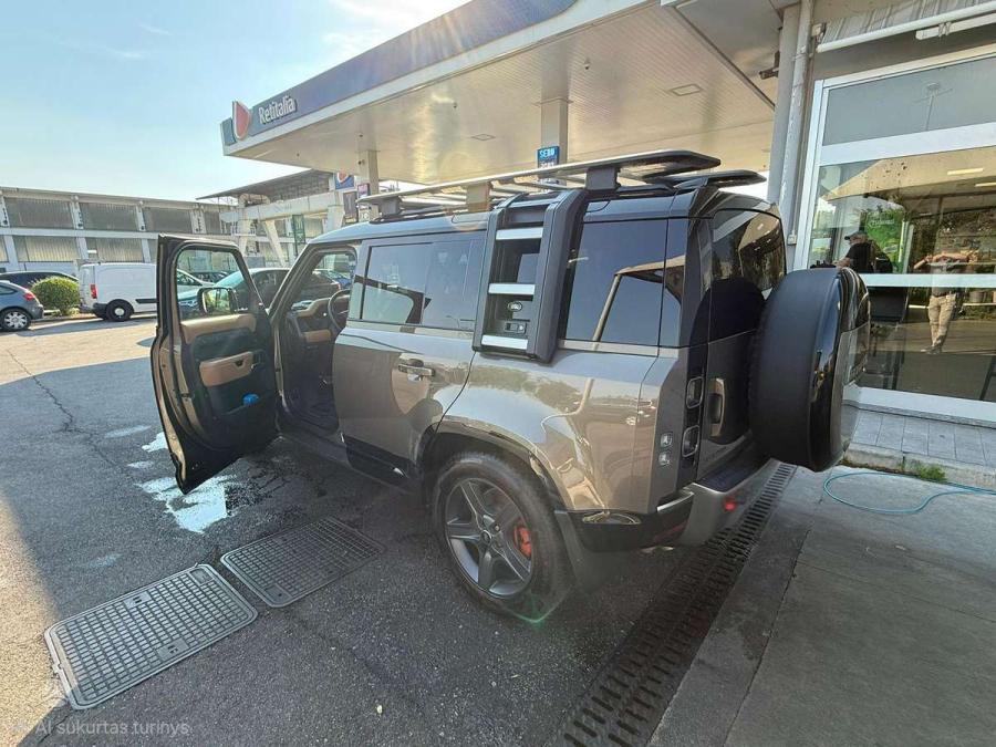 Brown Land Rover Defender 2024 in Siauliai, with an engine capacity of 3.00 L and mileage of 125 thousand km for 68000 €, photo 4 on AUTOMOTO.COM.LV
