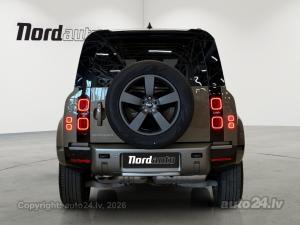 Brūns Land Rover Defender 2025 Tallina, ar dzinēja tilpumu 3.00 L un nobraukumu 19 tūkst. km par 71900 €, foto 5 vietnē AUTOMOTO.COM.LV