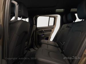 Brūns Land Rover Defender 2025 Tallina, ar dzinēja tilpumu 3.00 L un nobraukumu 19 tūkst. km par 71900 €, foto 7 vietnē AUTOMOTO.COM.LV