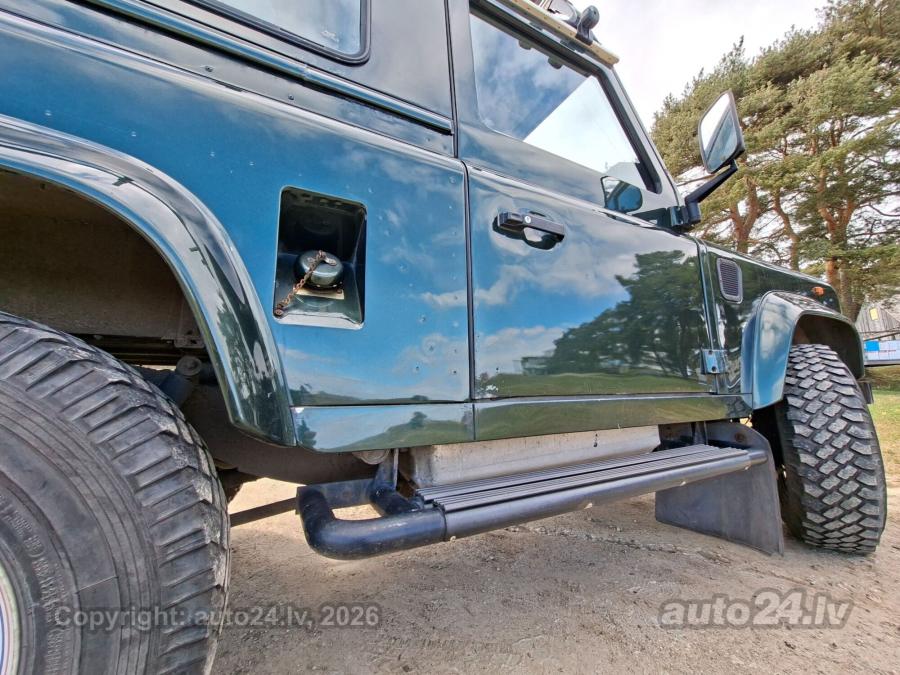 Land Rover Defender 1997 Tallina, ar dzinēja tilpumu 2.50 L un nobraukumu 240 tūkst. km par 15000 €, foto 5 vietnē AUTOMOTO.COM.LV