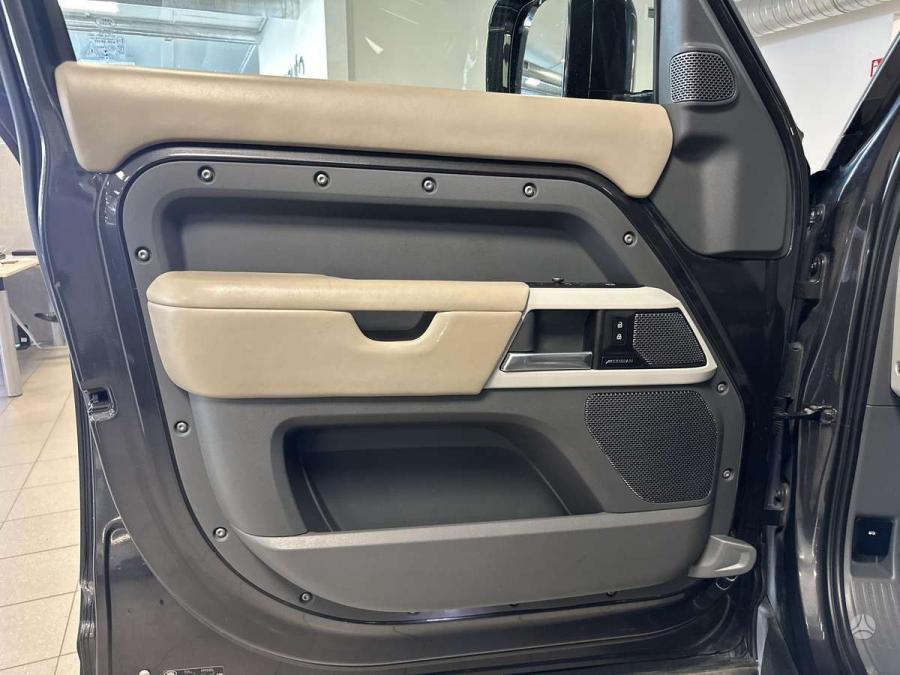Land Rover Defender 2021 in Vilnius, with an engine capacity of 3.00 L and mileage of 167 thousand km for 40000 €, photo 15 on AUTOMOTO.COM.LV
