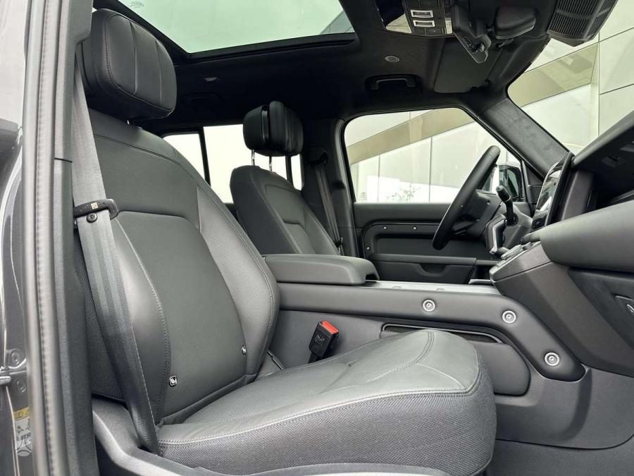 Land Rover Defender 2025 Viļņa, ar dzinēja tilpumu 3.00 L un nobraukumu 20 tūkst. km par 90500 €, foto 16 vietnē AUTOMOTO.COM.LV