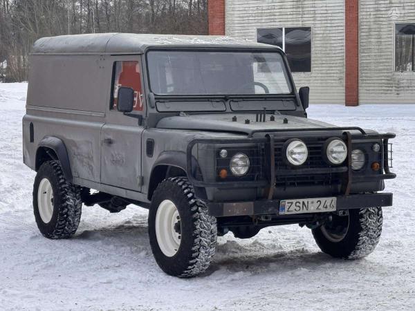 Zaļš Land Rover Defender 1996 Rīga, ar dzinēja tilpumu 2.50 L un nobraukumu 250 tūkst. km par 8500 €, foto 1 vietnē AUTOMOTO.COM.LV