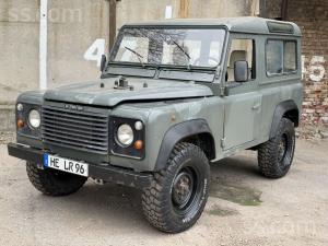 Zaļš Land Rover Defender 1996 Rīga, ar dzinēja tilpumu 2.50 L un nobraukumu 250 tūkst. km par 4000 €, foto  vietnē AUTOMOTO.COM.LV