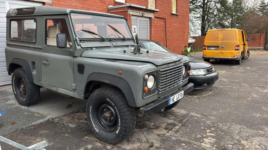 Green Land Rover Defender 1997 in Riga, with an engine capacity of 2.50 L and mileage of 250 thousand km for 5000 €, photo 1 on AUTOMOTO.COM.LV