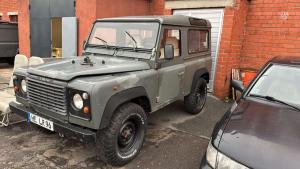 Green Land Rover Defender 1997 in Riga, with an engine capacity of 2.50 L and mileage of 250 thousand km for 5000 €, photo 2 on AUTOMOTO.COM.LV