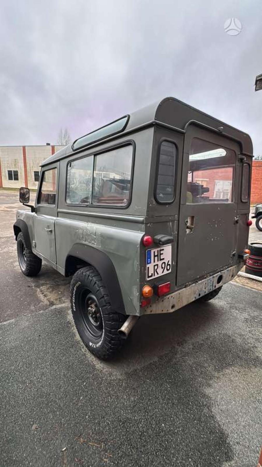 Green Land Rover Defender 1997 in Riga, with an engine capacity of 2.50 L and mileage of 250 thousand km for 5000 €, photo 3 on AUTOMOTO.COM.LV