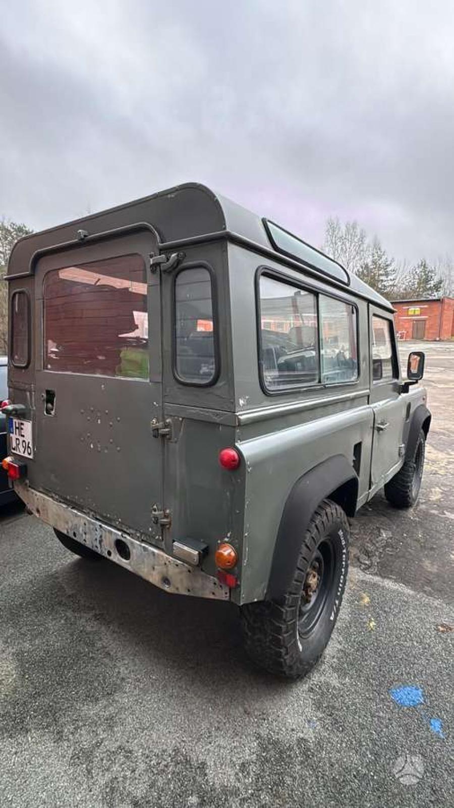 Green Land Rover Defender 1997 in Riga, with an engine capacity of 2.50 L and mileage of 250 thousand km for 5000 €, photo 4 on AUTOMOTO.COM.LV