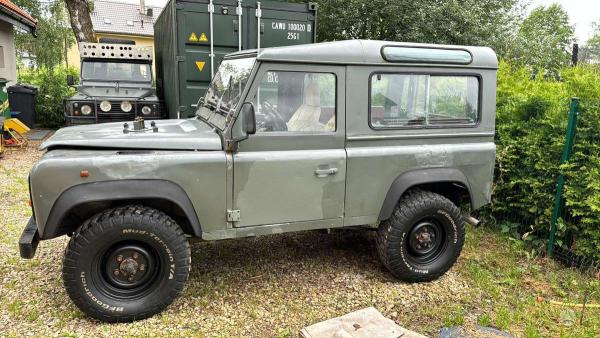 Green Land Rover Defender 1997 in Riga, with an engine capacity of 2.50 L and mileage of 250 thousand km for 5000 €, photo 6 on AUTOMOTO.COM.LV