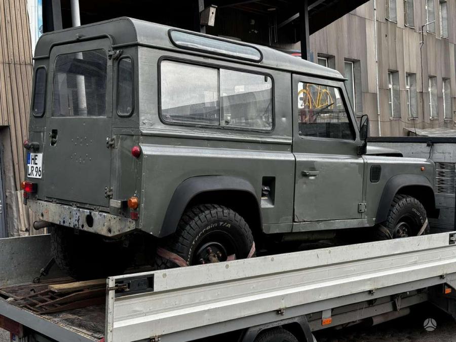 Green Land Rover Defender 1997 in Riga, with an engine capacity of 2.50 L and mileage of 250 thousand km for 5000 €, photo 8 on AUTOMOTO.COM.LV
