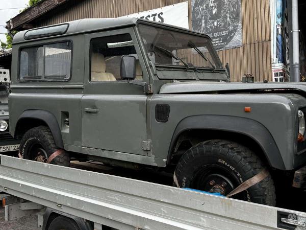 Green Land Rover Defender 1997 in Riga, with an engine capacity of 2.50 L and mileage of 250 thousand km for 5000 €, photo 9 on AUTOMOTO.COM.LV