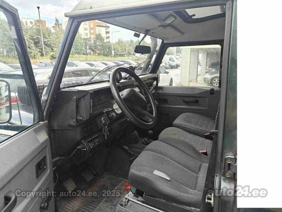 Zaļš Land Rover Defender 2002 Tallina, ar dzinēja tilpumu 2.50 L un nobraukumu 142 tūkst. km par 14999 €, foto 8 vietnē AUTOMOTO.COM.LV