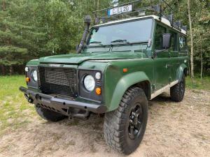Zaļš Land Rover Defender 2002 Viļņa, ar dzinēja tilpumu 2.50 L un nobraukumu 390 tūkst. km par 10700 €, foto  vietnē AUTOMOTO.COM.LV