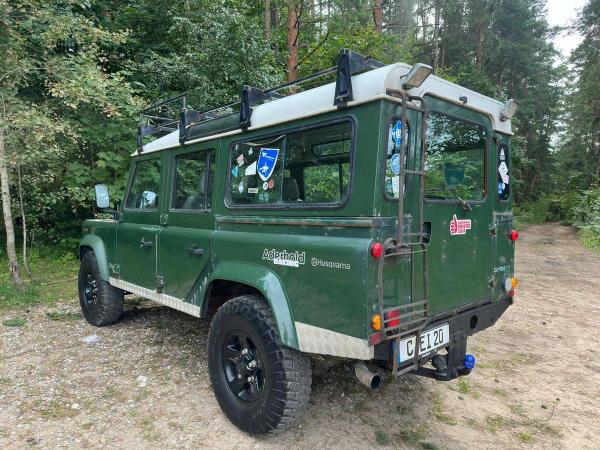 Zaļš Land Rover Defender 2002 Viļņa, ar dzinēja tilpumu 2.50 L un nobraukumu 390 tūkst. km par 10700 €, foto 5 vietnē AUTOMOTO.COM.LV