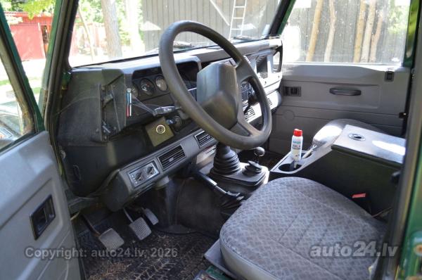Zaļš Land Rover Defender 2003 Kuresāre, ar dzinēja tilpumu 2.50 L un nobraukumu 256 tūkst. km par 9000 €, foto 4 vietnē AUTOMOTO.COM.LV