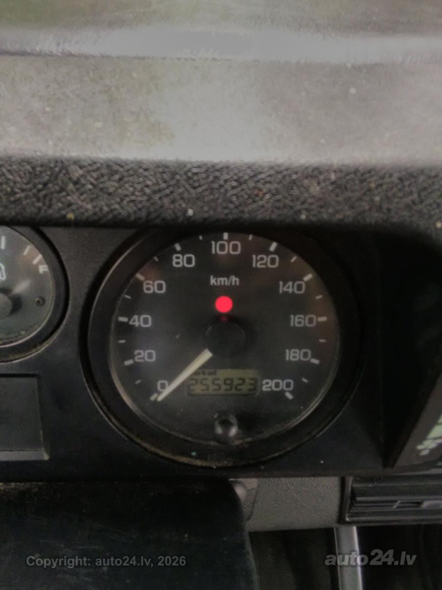 Zaļš Land Rover Defender 2003 Kuresāre, ar dzinēja tilpumu 2.50 L un nobraukumu 256 tūkst. km par 9000 €, foto 14 vietnē AUTOMOTO.COM.LV