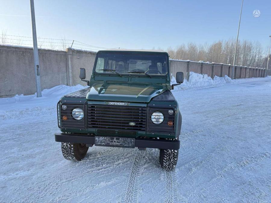 Green Land Rover Defender 2004 in Telschi, with an engine capacity of 2.50 L and mileage of 320 thousand km for 19800 €, photo 3 on AUTOMOTO.COM.LV
