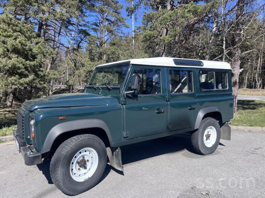 Green Land Rover Defender 2009 in Riga, with an engine capacity of 2.40 L and mileage of 118 thousand km for 25900 €, photo 1 on AUTOMOTO.COM.LV