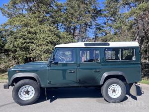 Green Land Rover Defender 2009 in Riga, with an engine capacity of 2.40 L and mileage of 118 thousand km for 25900 €, photo 3 on AUTOMOTO.COM.LV