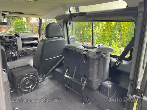 Zaļš Land Rover Defender 2010 Tallina, ar dzinēja tilpumu 2.40 L un nobraukumu 126 tūkst. km par 29500 €, foto 6 vietnē AUTOMOTO.COM.LV