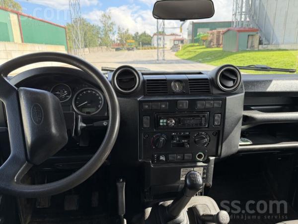 Land Rover Defender 2013 Liepāja vietnē Zaļš Land Rover Defender 2013 Liepāja, ar dzinēja tilpumu 2.20 L un nobraukumu 213 tūkst. km par 31000 €, foto 8 vietnē AUTOMOTO.COM.LV