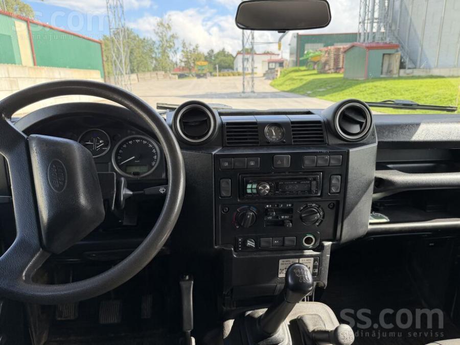 Zaļš Land Rover Defender 2013 Liepāja, ar dzinēja tilpumu 2.20 L un nobraukumu 213 tūkst. km par 31000 €, foto 8 vietnē AUTOMOTO.COM.LV