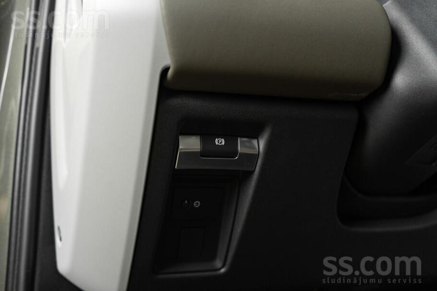 Zaļš Land Rover Defender 2024 Rīga, ar dzinēja tilpumu 3.00 L un nobraukumu 42 tūkst. km par 65000 €, foto 20 vietnē AUTOMOTO.COM.LV
