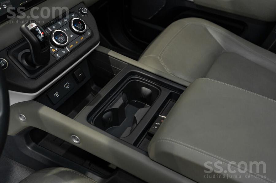 Zaļš Land Rover Defender 2024 Rīga, ar dzinēja tilpumu 3.00 L un nobraukumu 42 tūkst. km par 65000 €, foto 33 vietnē AUTOMOTO.COM.LV