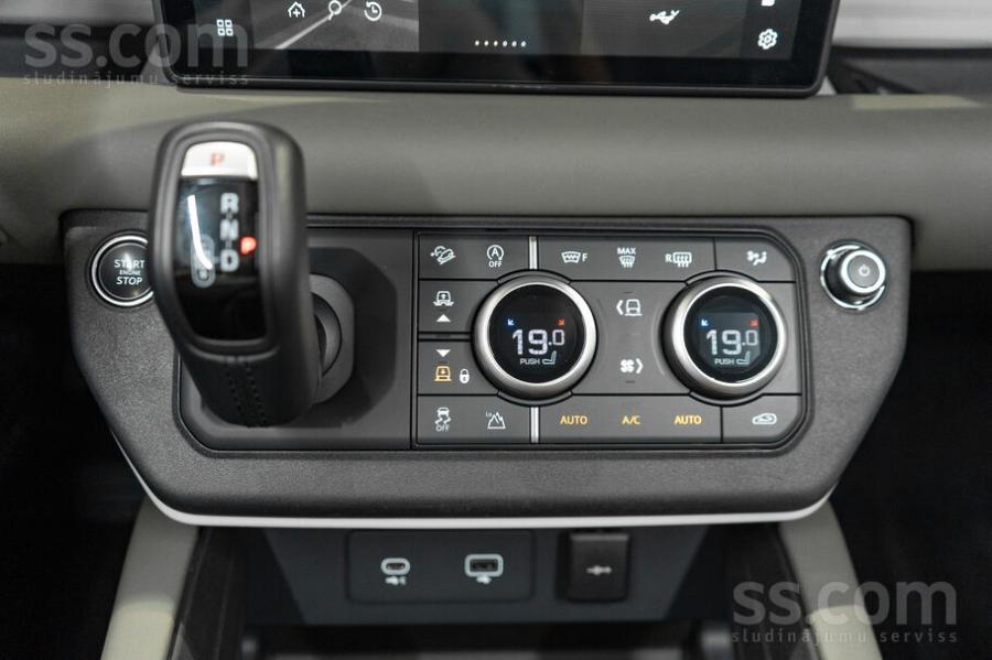 Zaļš Land Rover Defender 2024 Rīga, ar dzinēja tilpumu 3.00 L un nobraukumu 42 tūkst. km par 65000 €, foto 35 vietnē AUTOMOTO.COM.LV