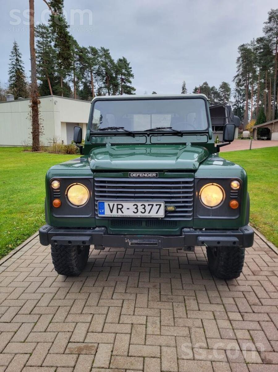 Green Land Rover Defender 2002 in Ogre, with an engine capacity of 2.50 L and mileage of 123 thousand km for 22500 €, photo 1 on AUTOMOTO.COM.LV