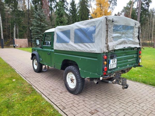 Green Land Rover Defender 2002 in Ogre, with an engine capacity of 2.50 L and mileage of 123 thousand km for 22500 €, photo 4 on AUTOMOTO.COM.LV