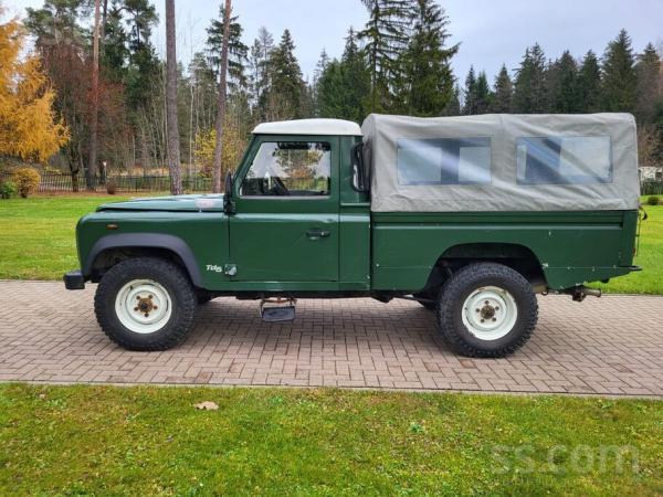 Green Land Rover Defender 2002 in Ogre, with an engine capacity of 2.50 L and mileage of 123 thousand km for 22500 €, photo 6 on AUTOMOTO.COM.LV