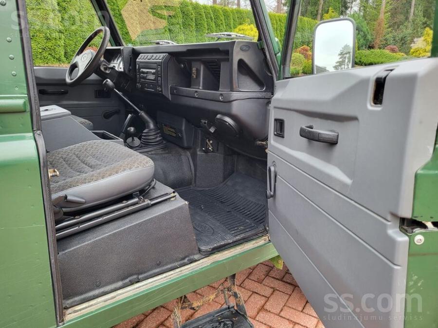 Green Land Rover Defender 2002 in Ogre, with an engine capacity of 2.50 L and mileage of 123 thousand km for 22500 €, photo 8 on AUTOMOTO.COM.LV
