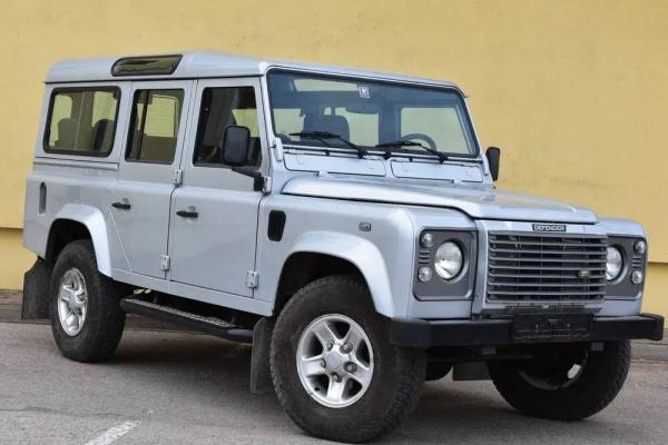 Pelēks Land Rover Defender 2006 Talsi, ar dzinēja tilpumu 2.50 L un nobraukumu 89 tūkst. km par 26500 €, foto 1 vietnē AUTOMOTO.COM.LV