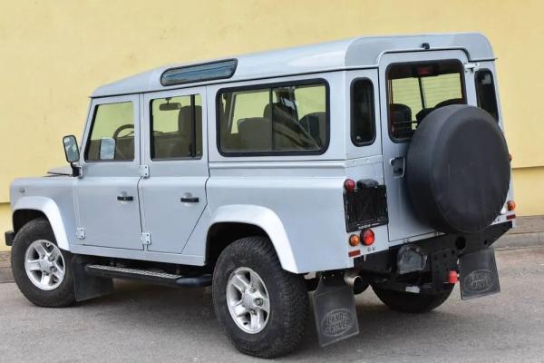 Pelēks Land Rover Defender 2006 Talsi, ar dzinēja tilpumu 2.50 L un nobraukumu 89 tūkst. km par 26500 €, foto 2 vietnē AUTOMOTO.COM.LV