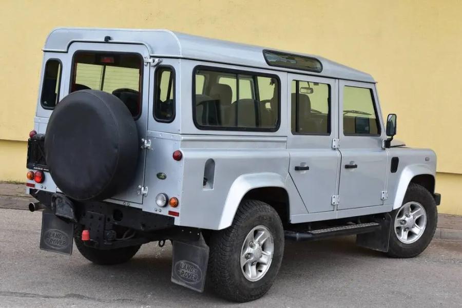 Pelēks Land Rover Defender 2006 Talsi, ar dzinēja tilpumu 2.50 L un nobraukumu 89 tūkst. km par 26500 €, foto 5 vietnē AUTOMOTO.COM.LV